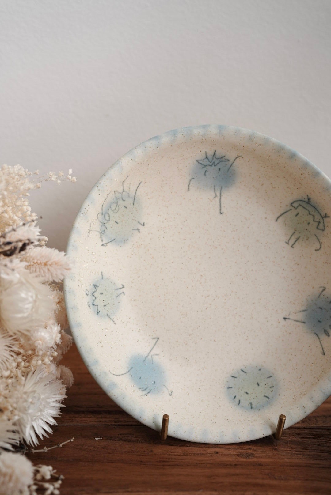 Zing Studio Hand-made Round Plate - Tiny Face – Yochi Cups